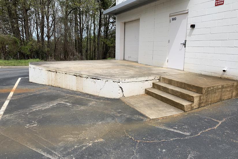 Loading Dock Ledge / Manny Pad - FindSkateSpots