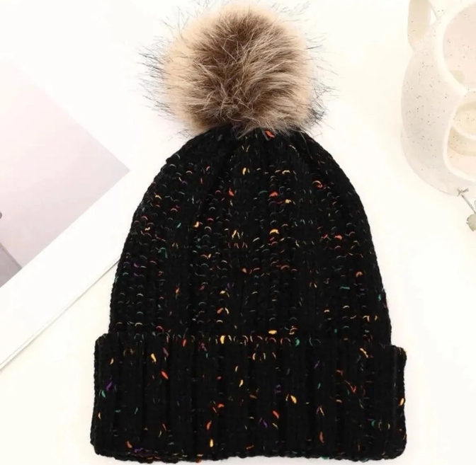 ふわふわファーポンポン付き ニット帽 あったか可愛い 冬の万能アイテム【カラフル】｜リベシティフリーマーケット