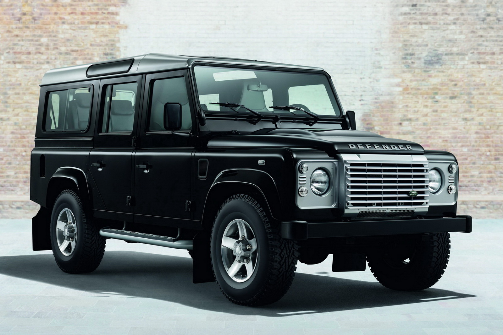 Official: Land Rover Defender Black Pack and Silver Pack - GTspirit