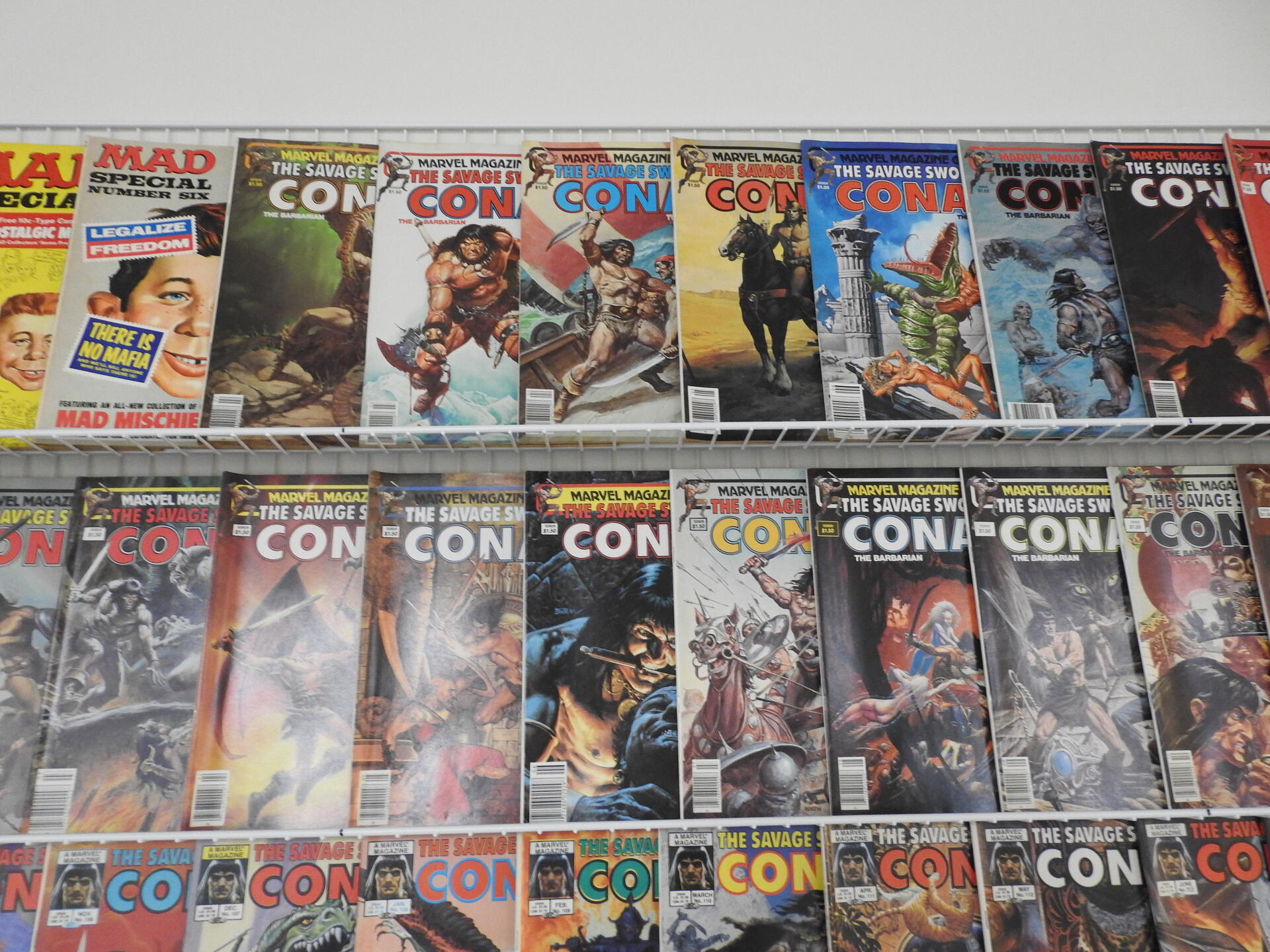 Huge Lot 100 Magazines W/ Vampirella, Conan, Mad, Howard the Duck Avg ...