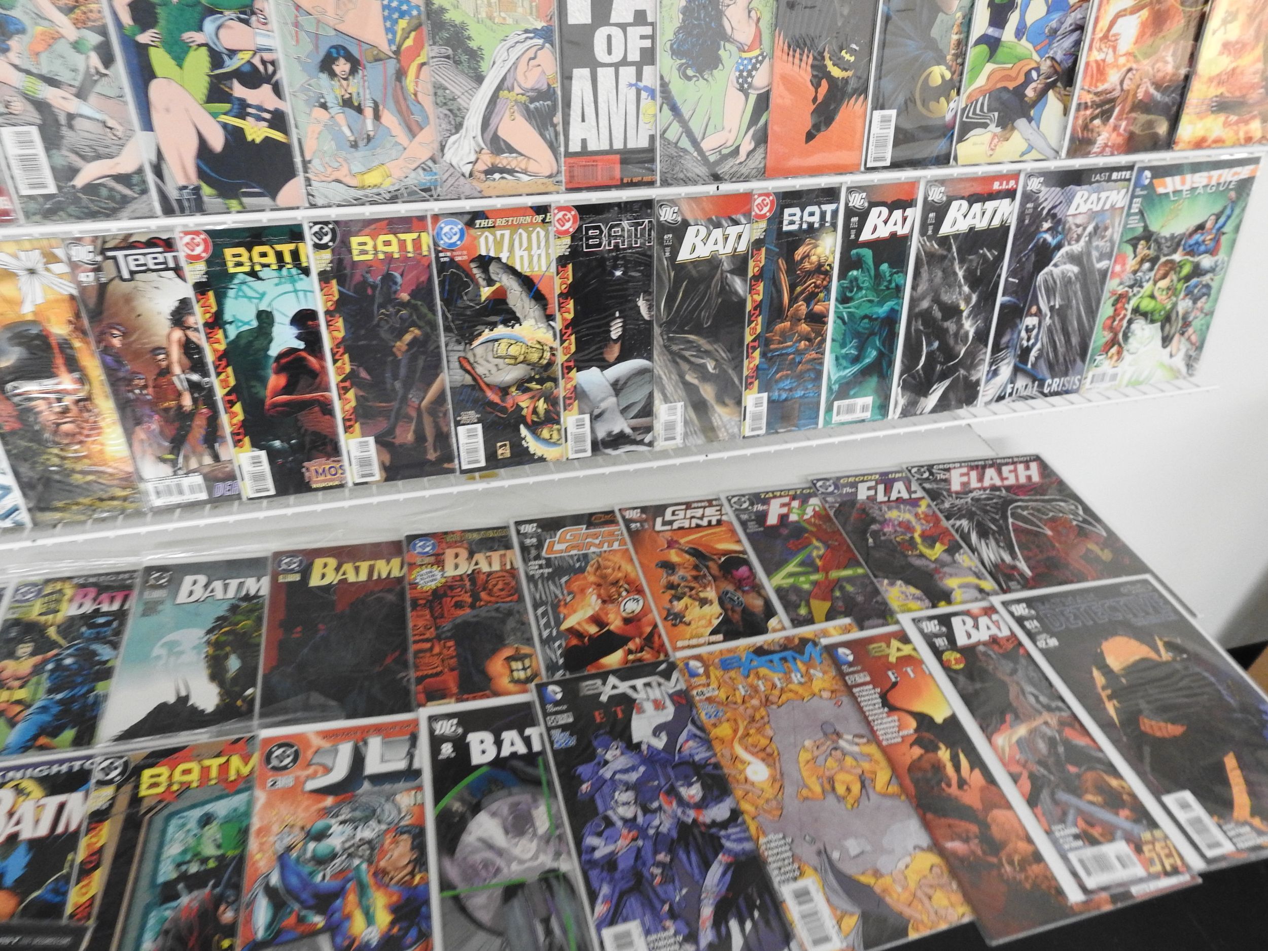 Huge Lot of 150+ comics w/ Batman, Wonder Woman Flash & more avg VF ...
