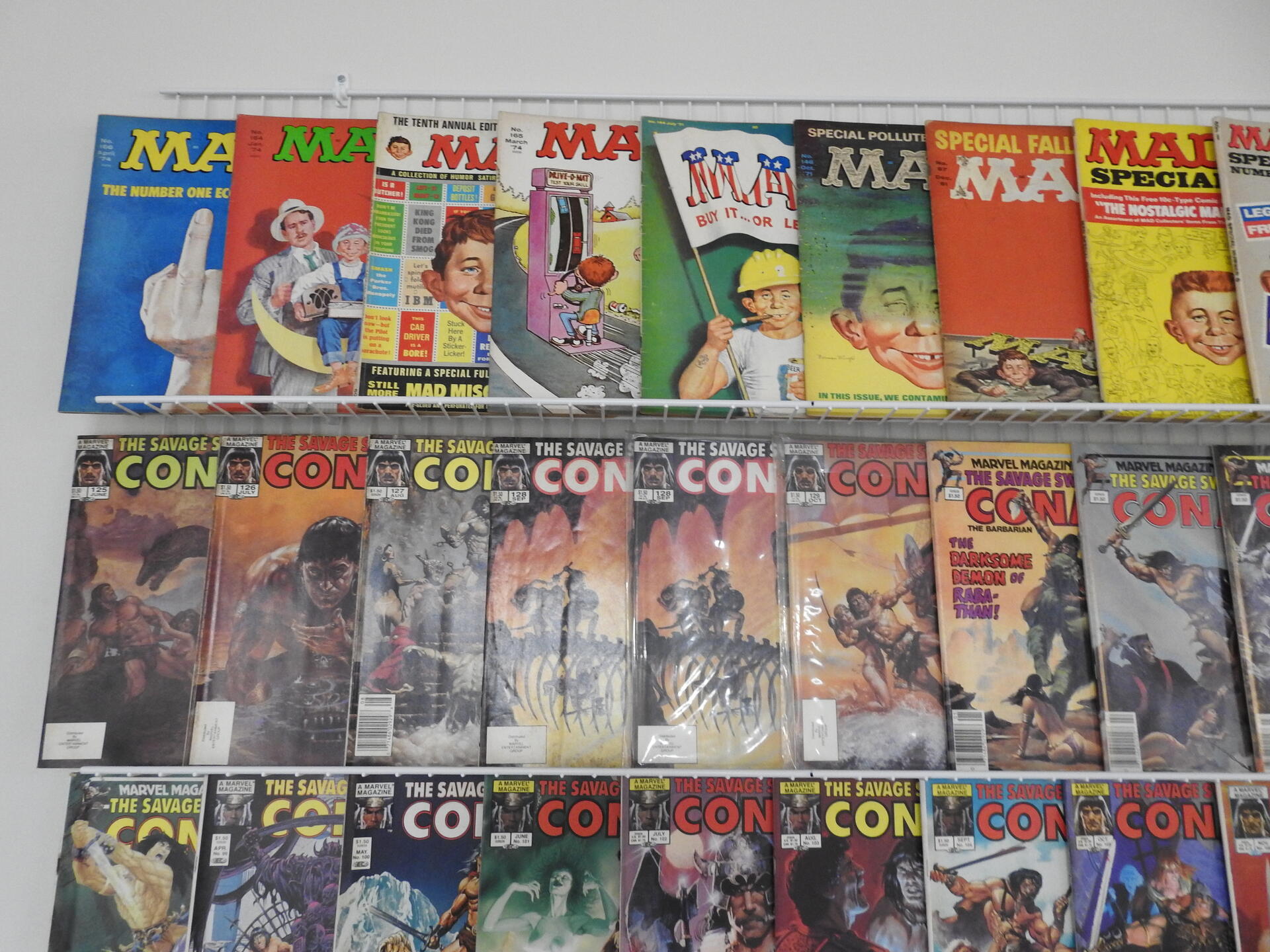 Huge Lot 100 Magazines W/ Vampirella, Conan, Mad, Howard the Duck Avg ...