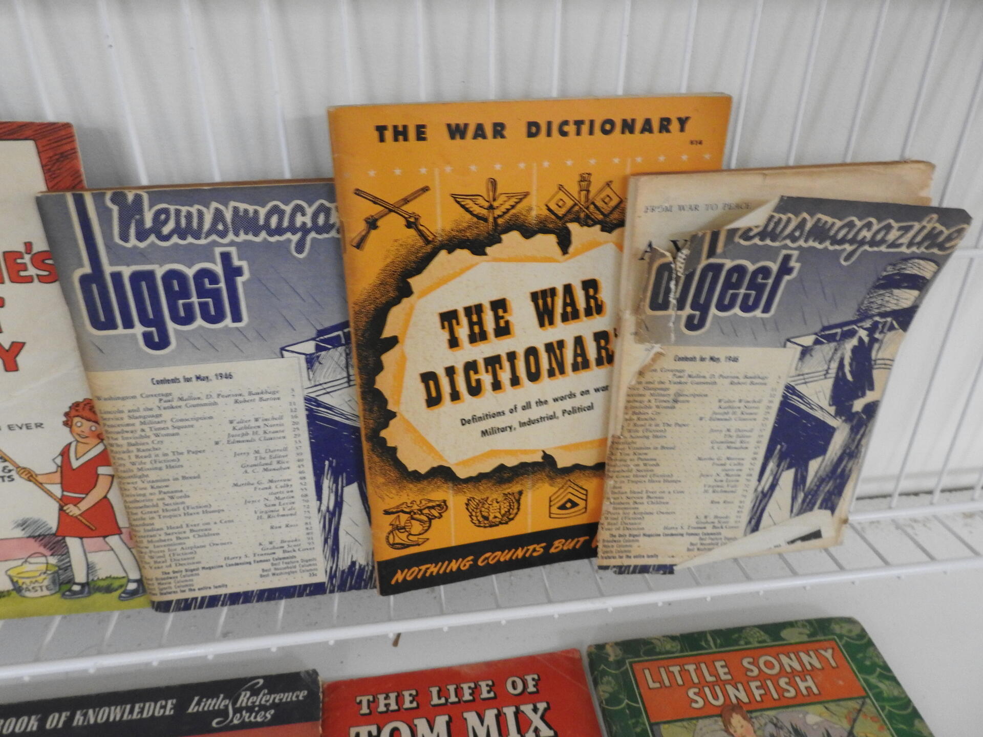 Misc Lot of Comic/Collectible Related Books/Pamphlets (16) Varying ...