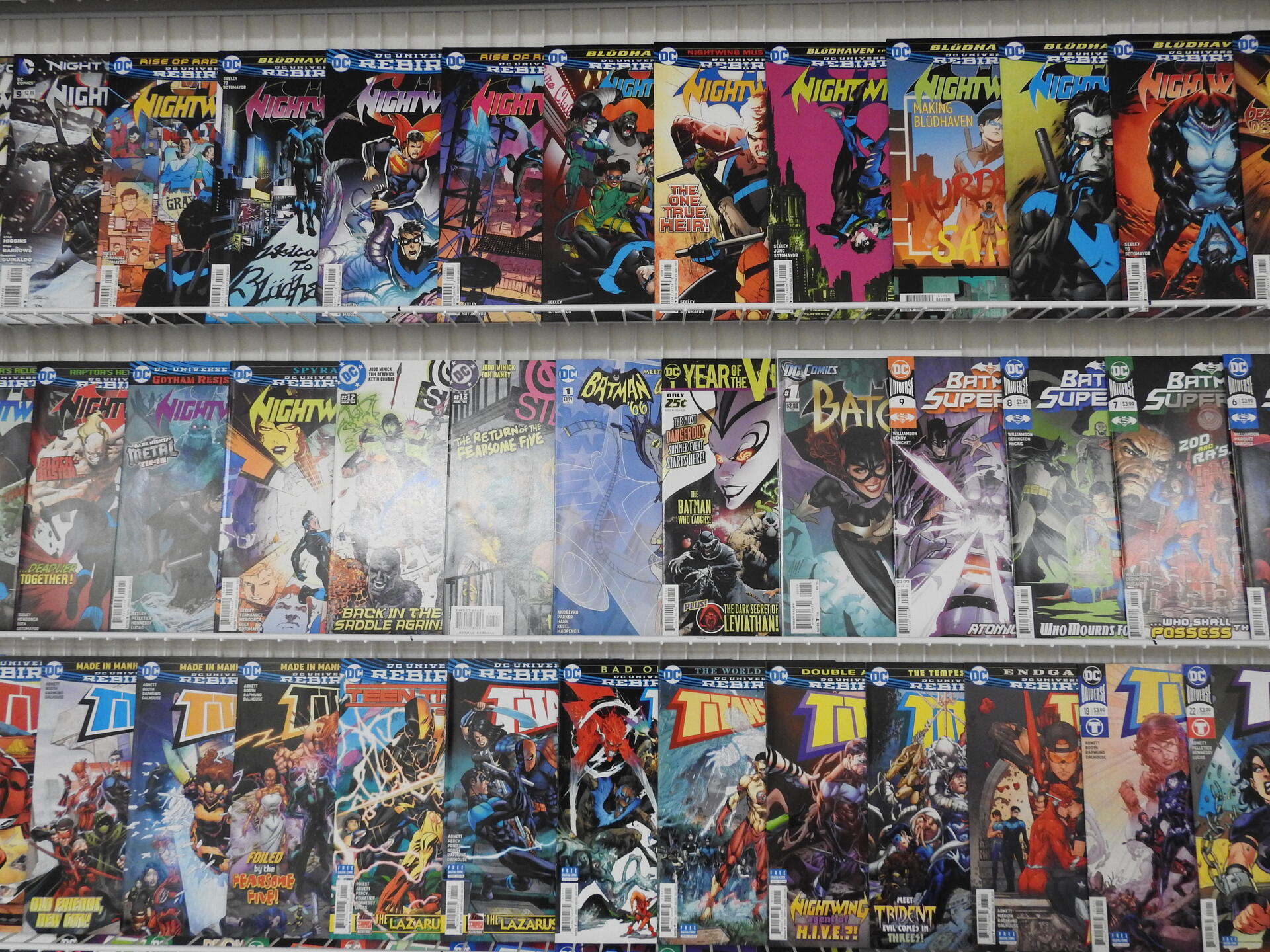Huge Lot of 210+ Comics W/ Batman, Nightwing, Titans Avg VF Condition ...