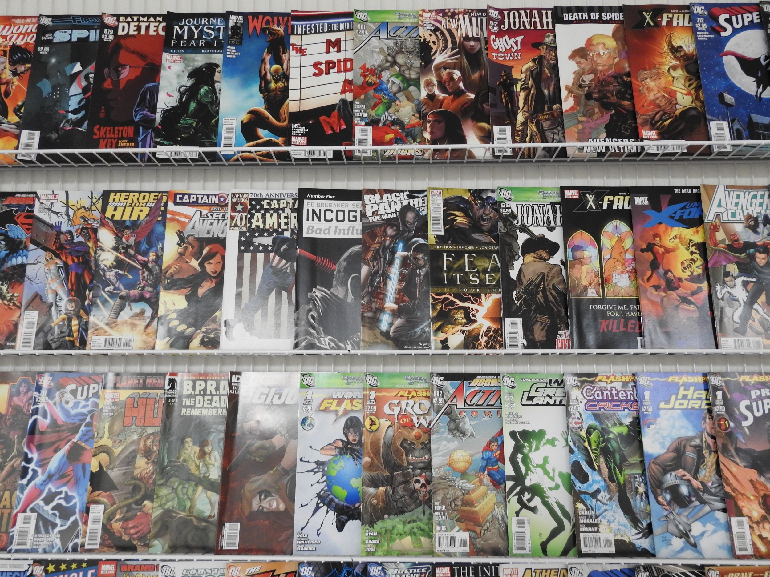 Huge Lot of 210+ Comics W/ Hellboy, Batman, Avengers+MORE! Avg Fine/VF ...