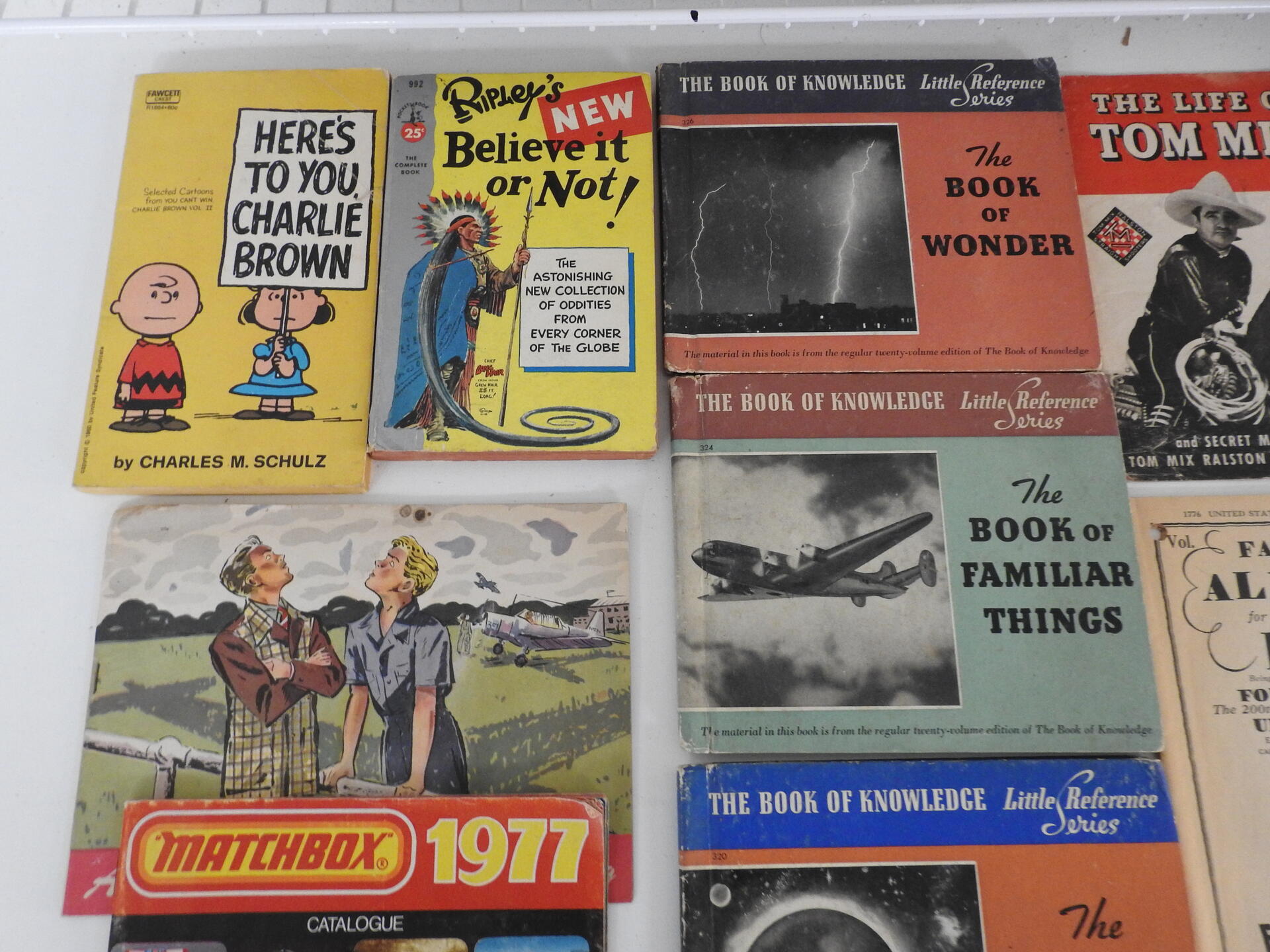 Misc Lot of Comic/Collectible Related Books/Pamphlets (16) Varying ...