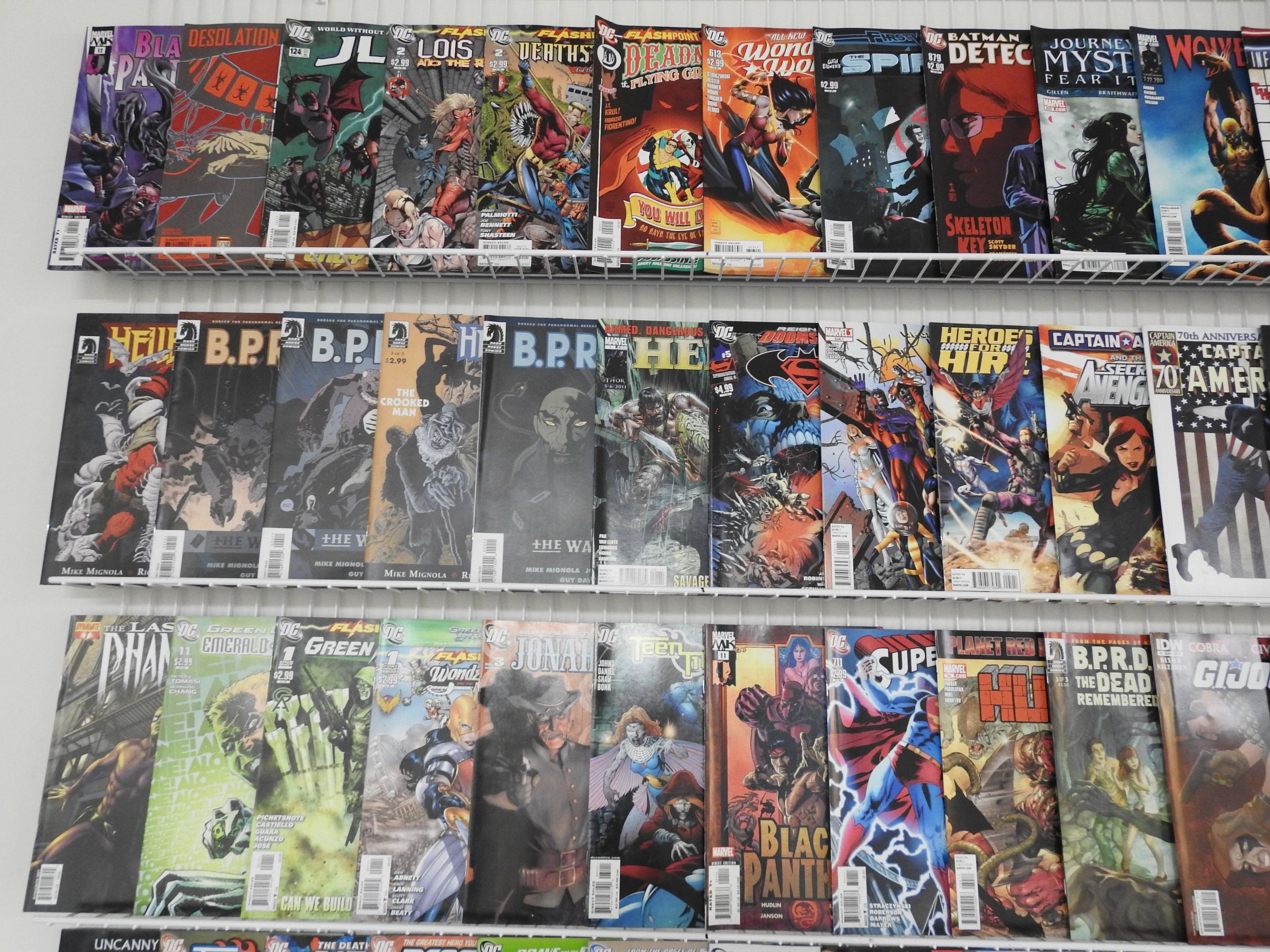 Huge Lot of 210+ Comics W/ Hellboy, Batman, Avengers+MORE! Avg Fine/VF ...