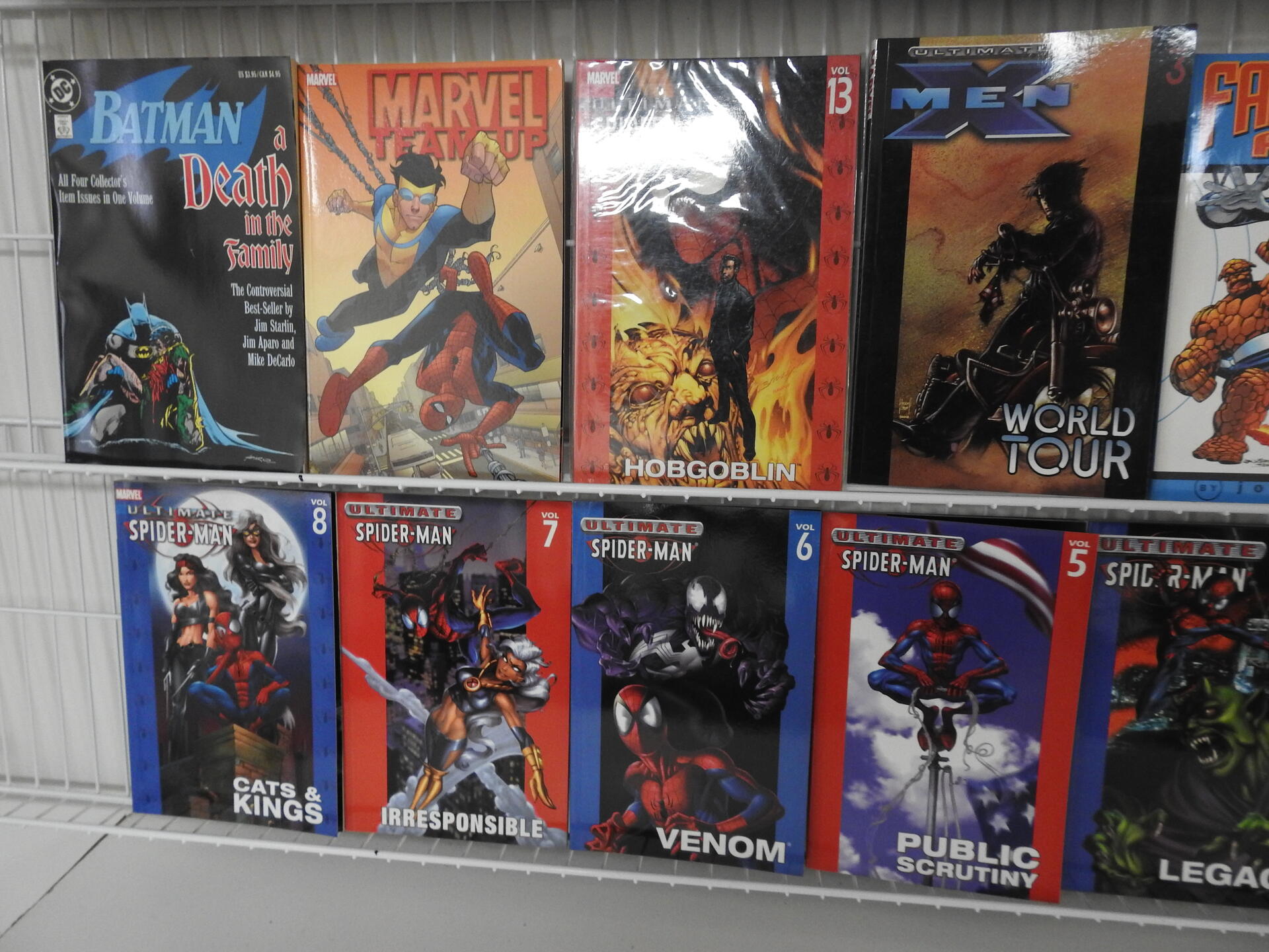 Huge Lot of 40 Trade Paperbacks W/ Spiderman, Invincible, X-Men+ Avg VF ...