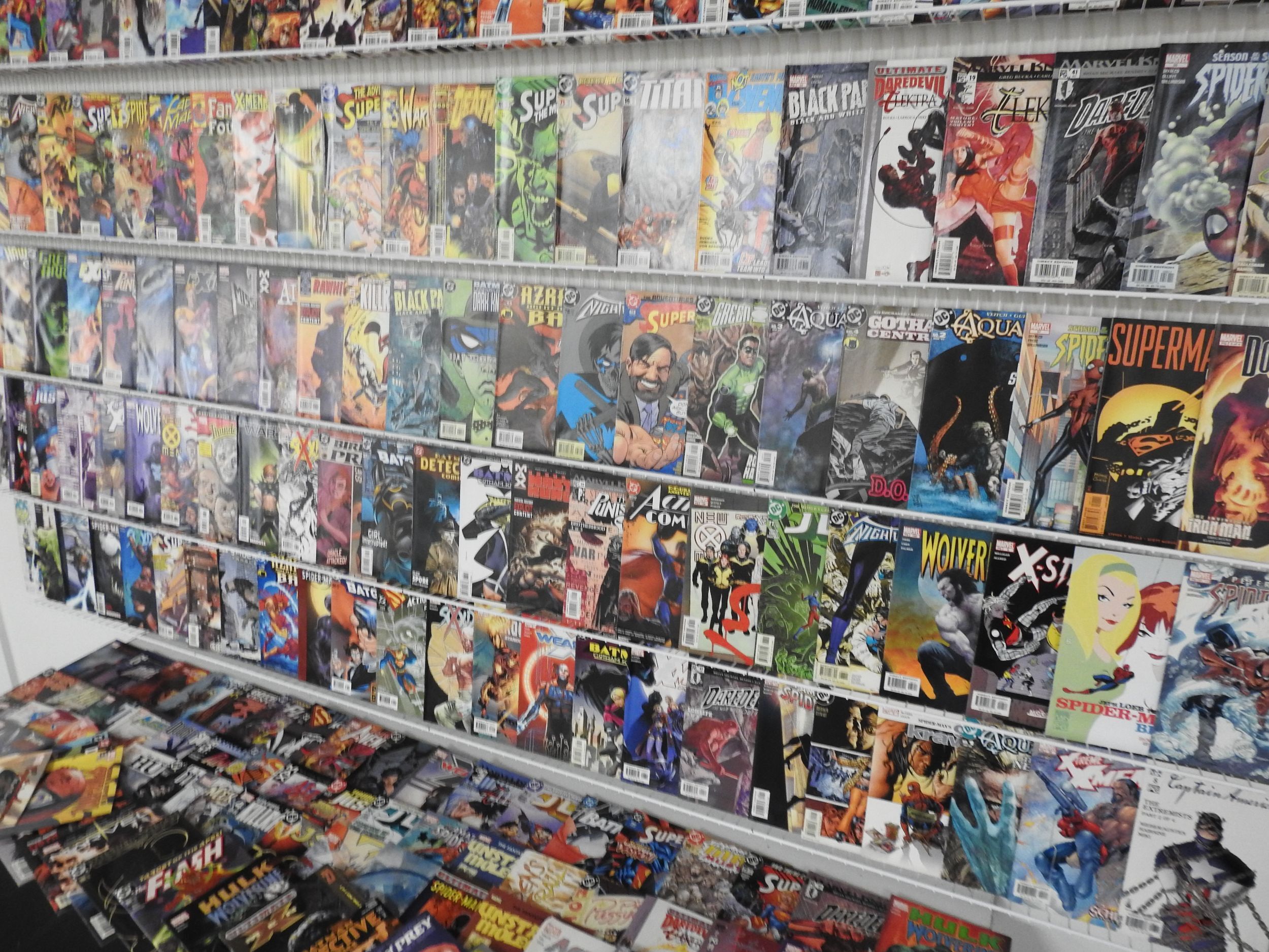 Huge Lot 200+ Comics W/ Spider-Man, Elektra, Superman, +More ...