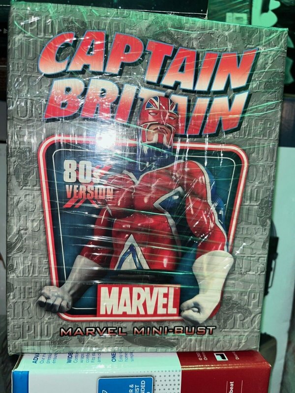 Bowen Designs Captain Britain 80s Version Marvel Mini Bust, Limited to ...
