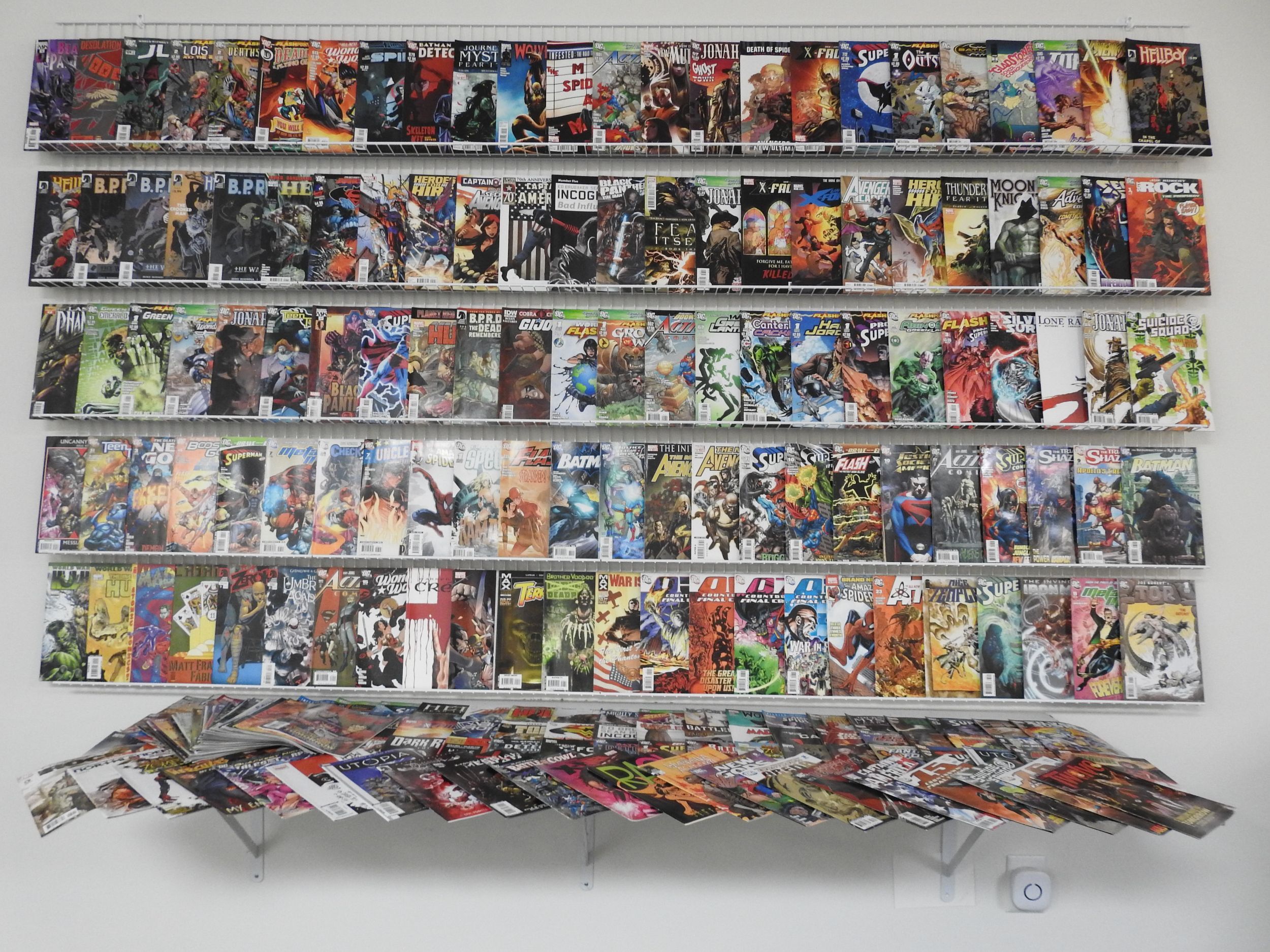 Huge Lot of 210+ Comics W/ Hellboy, Batman, Avengers+MORE! Avg Fine/VF ...