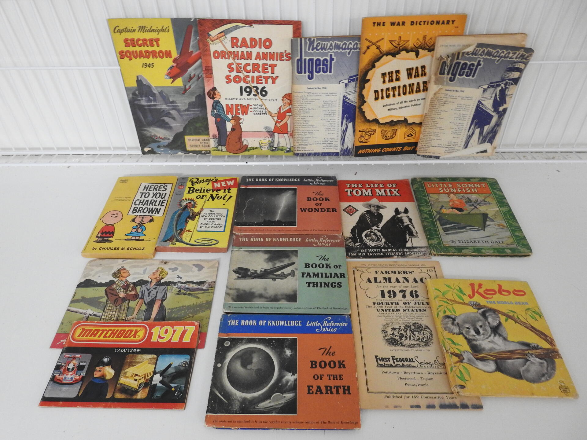 Misc Lot of Comic/Collectible Related Books/Pamphlets (16) Varying ...