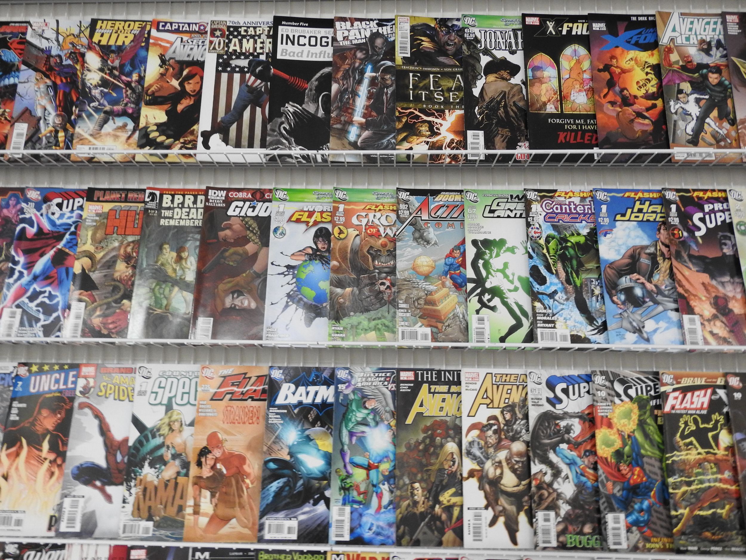 Huge Lot of 210+ Comics W/ Hellboy, Batman, Avengers+MORE! Avg Fine/VF ...