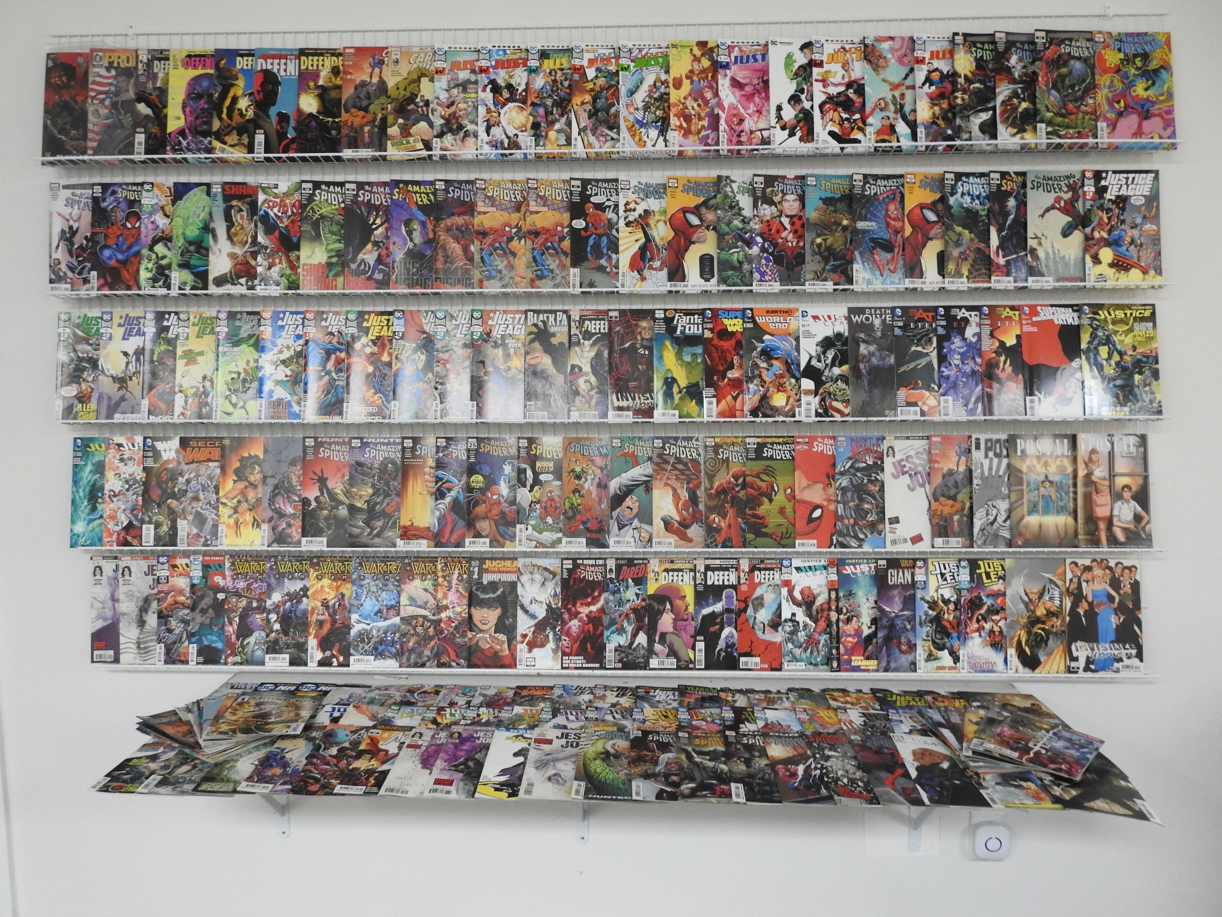 Huge Lot of 210+ Comics W/ Spiderman, Defenders, Justice League Avg. VF ...
