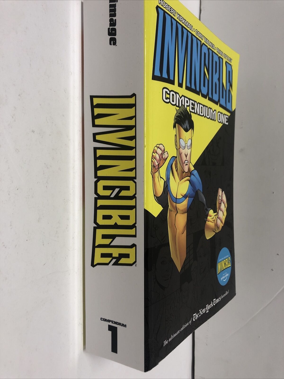 Invincible (2021) Compendium One Robert Kirkman•Cory Walker•Ryan Ottley ...