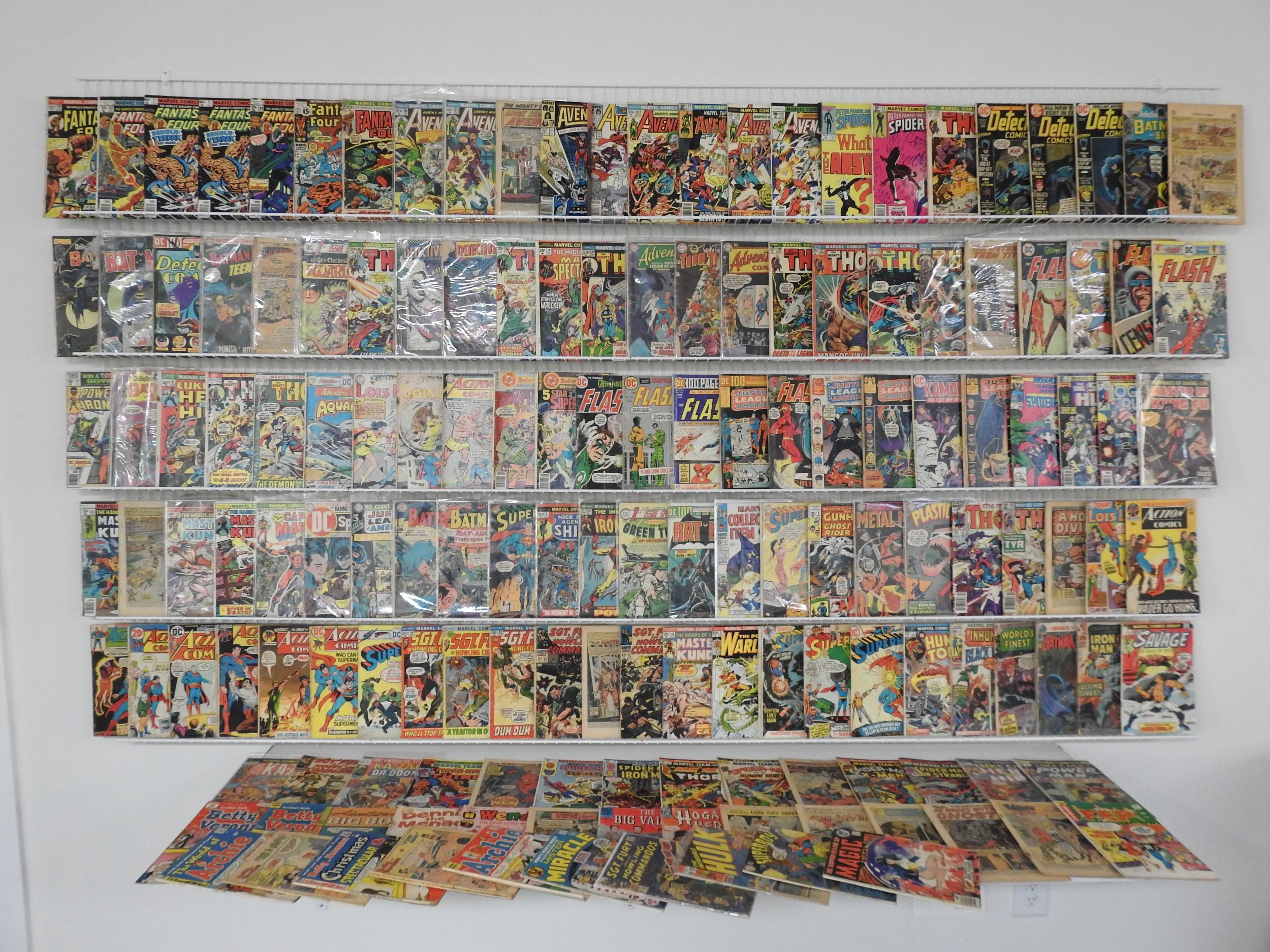 Huge Lot 150+ Low Grade Comics W/ Flash, Thor, Fantastic Four, +More ...