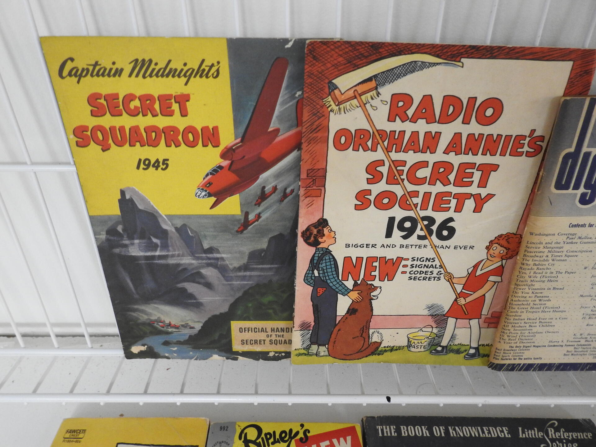 Misc Lot of Comic/Collectible Related Books/Pamphlets (16) Varying ...