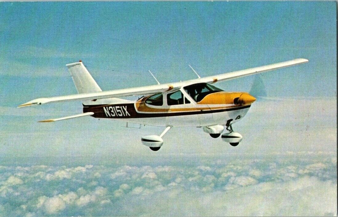 Aircraft propeller Cessna 177 airplane Cardinal air in flight 17776 ...