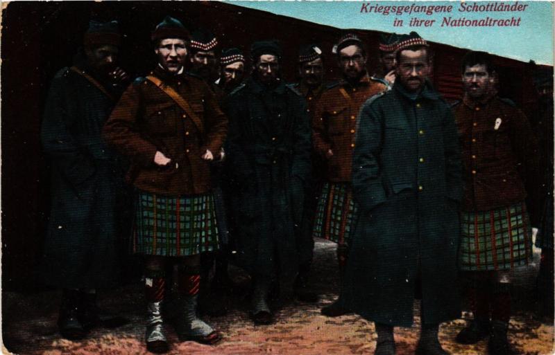 CPA AK Militaire Kriegsgefangene Schottlander in ihrer Nationaltracht ...