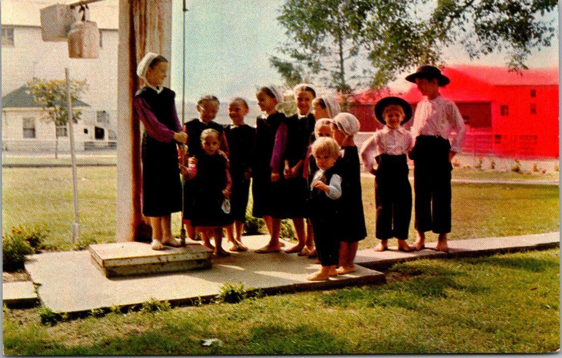 Pennsylvania Amish Country Amish Children At The Old Water Pump ...