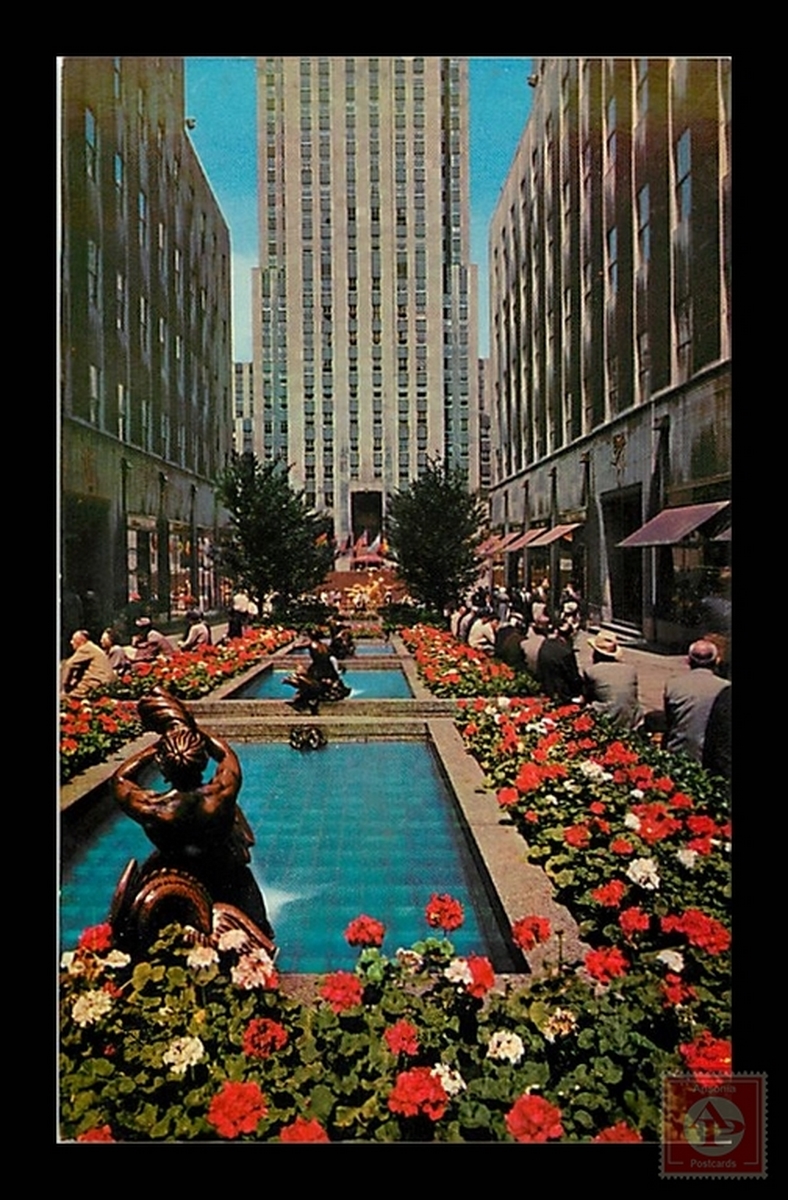 Fountains and Gardens in the Promenade, Rockefeller Plaza, NYC | United ...