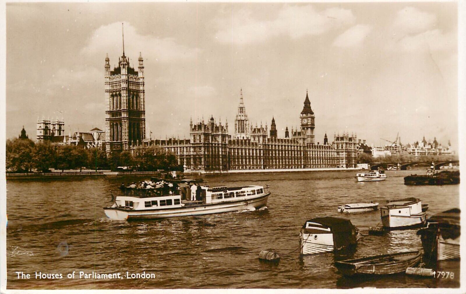 London Thames navigation & sailing Parliament cruise ship sailing ...