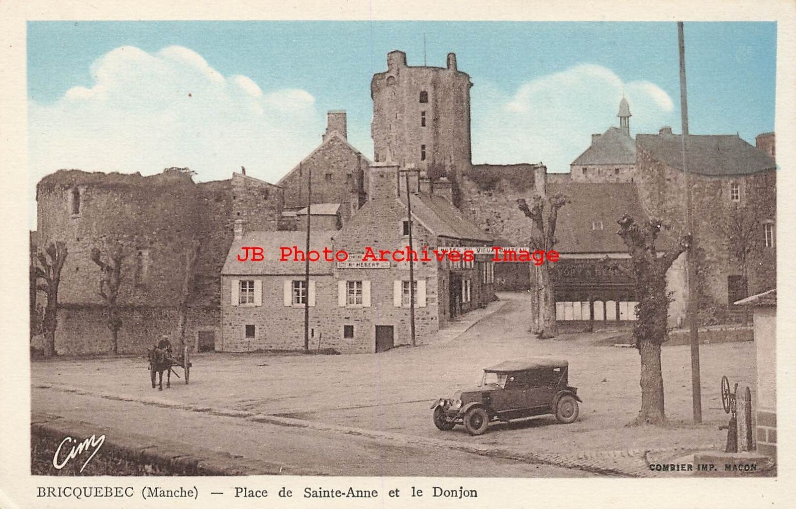 France, Manche, Bricquebec, Place de Sainte-Anne et le Donjon, Macon ...