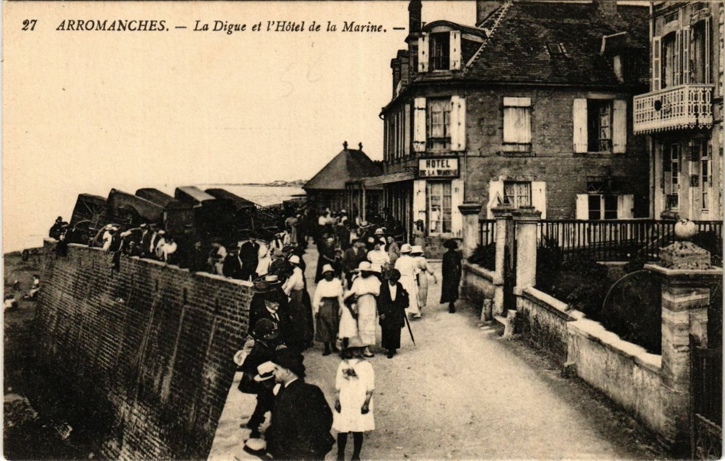 CPA ARROMANCHES - La Digue et l'Hotel de la Marine (383184) | Europe ...