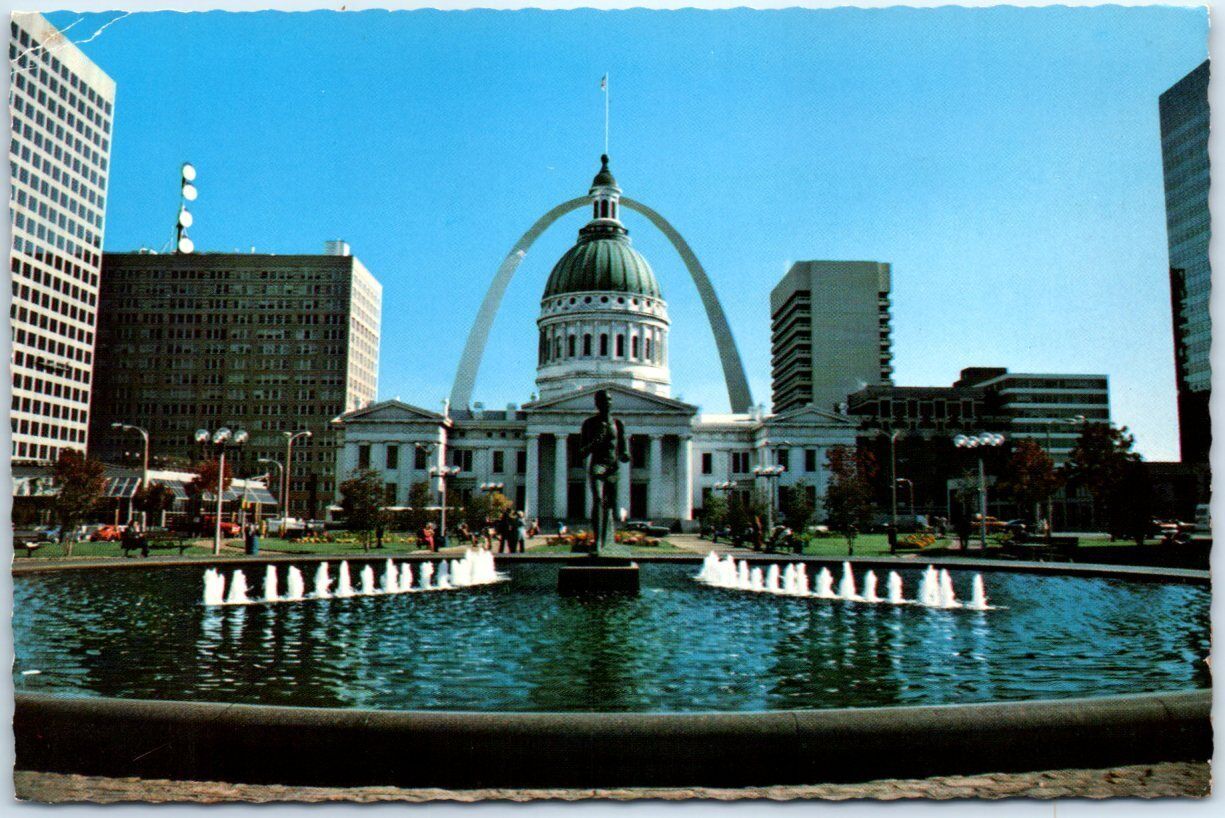 The St. Louis Arch frames The Old Court House and "the Runner" in St ...