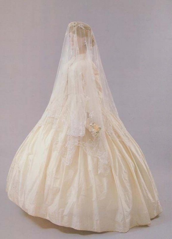 Mary Tucker Silk Wedding Dress Honiton Lace Veil Exeter Waxwork Fashion ...