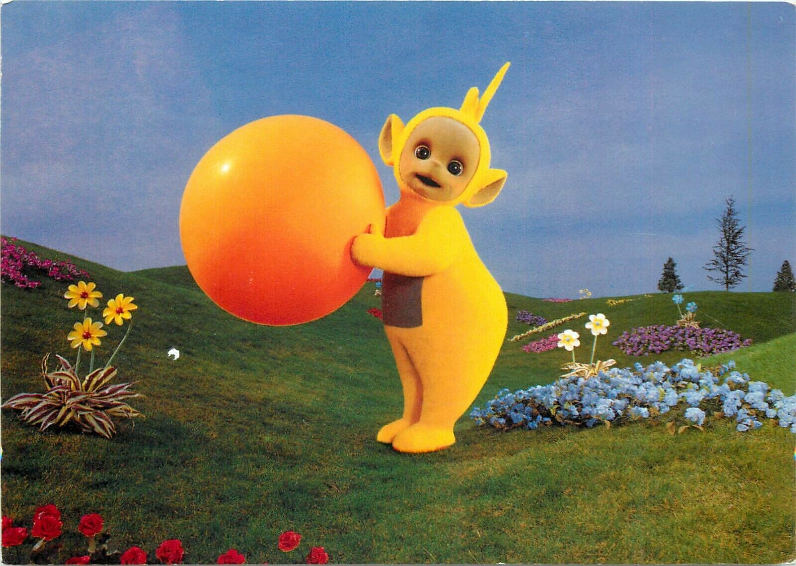 Teletubbies characters and logo postcard Laa Laa avec ballon | Topics ...