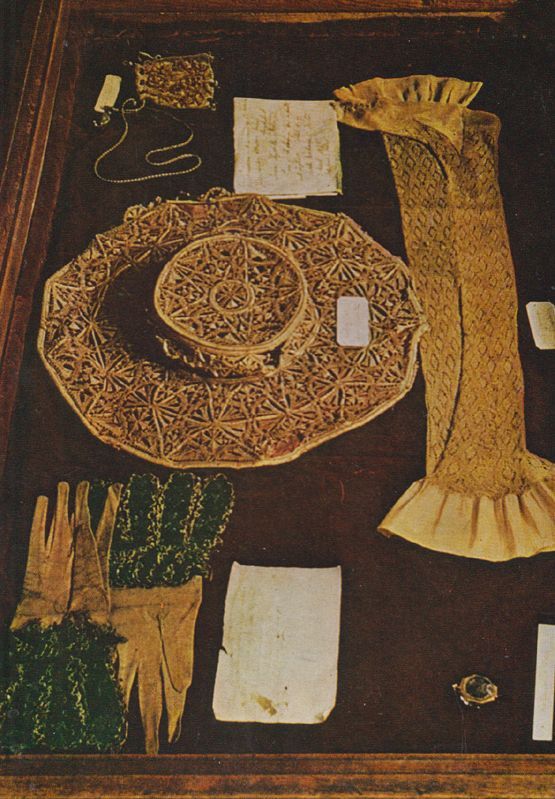 Queen Elizabeth 1st 1 at Hatfield House Hat Gloves & Stockings Postcard ...