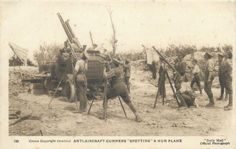 Postcard Military ww1 British anti-aircraft gunners spotting a hun ...