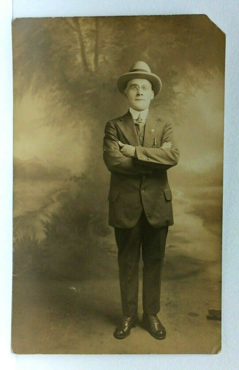 Foto Real Postal 1904-18 era Studio Retrato Hombre en traje y sombrero ...
