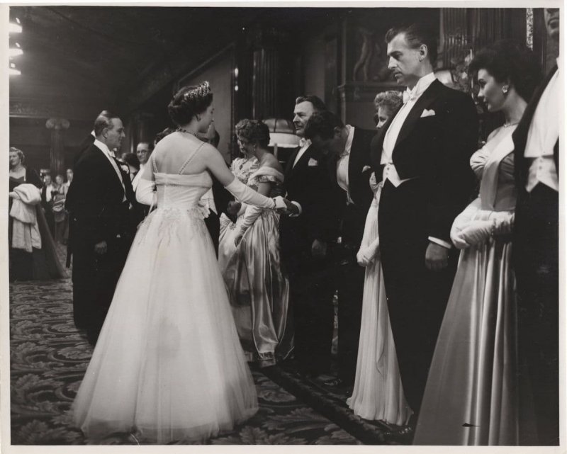 Queen Elizabeth II Meets Peter Finch 10x8 Royal Film Gala Press Photo ...