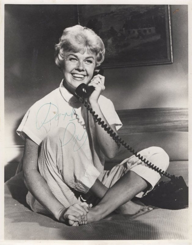 Doris Day Stunning Large 10x8 Hand Signed Photo | Ephemera - Scores ...