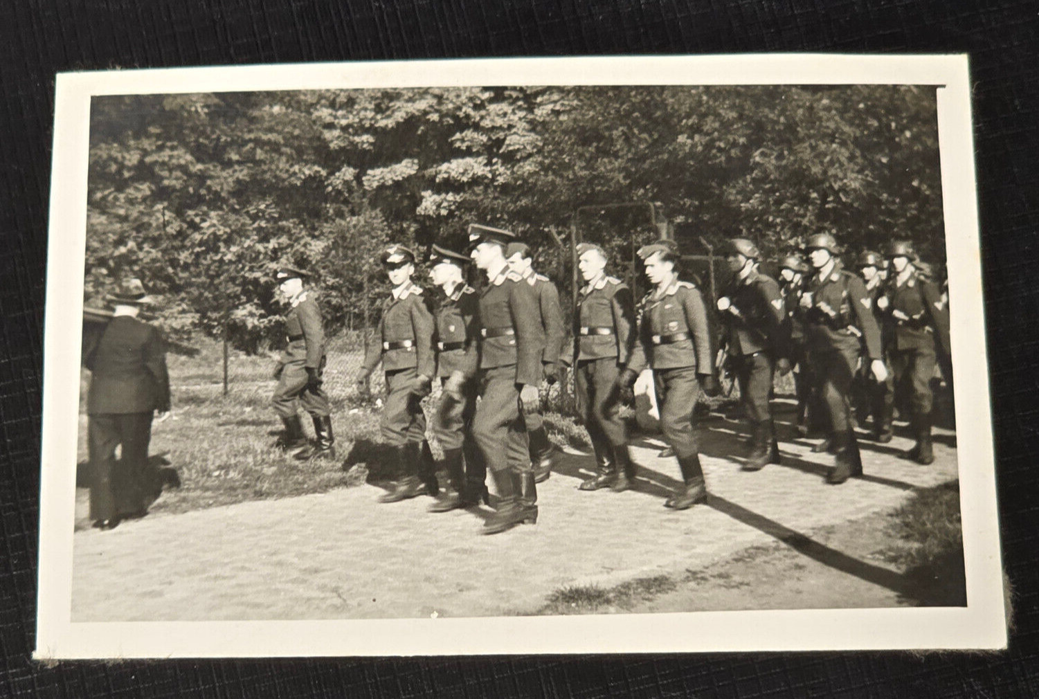 LUFTWAFFE OFFICERS + STEEL HELMET SOLDIERS MARCH WW2 WWII German ...