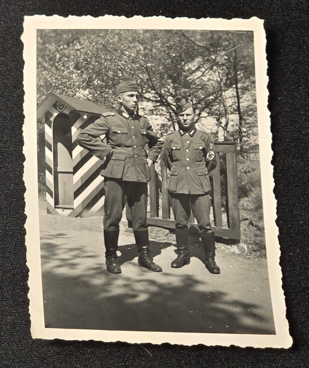 RAD SOLDIERS STAND AT GUARDS BOOTH WW2 WWII German Military Wartime ...