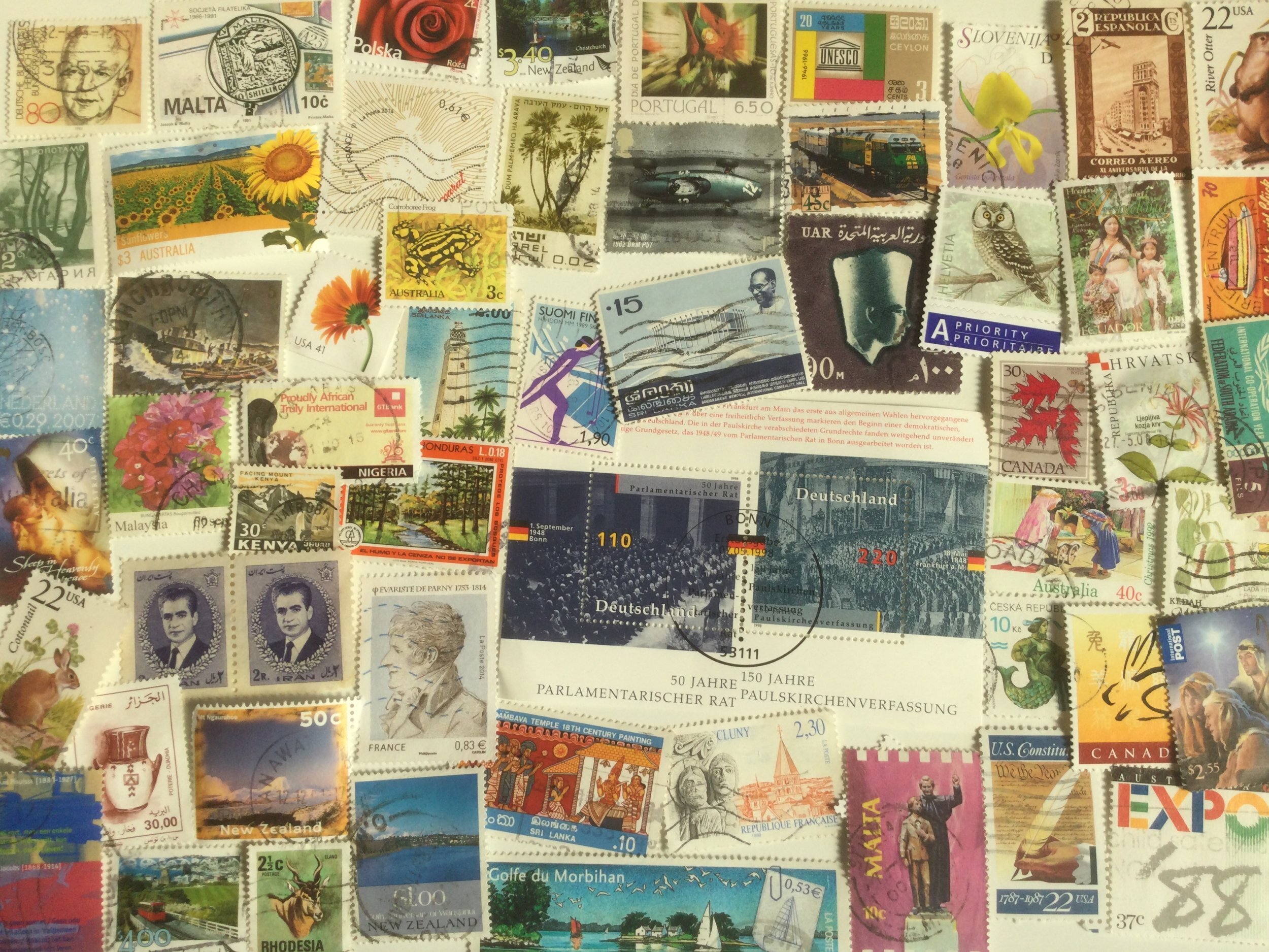 World kiloware - 60+ gms. (F) Includes a few GB commems. Off paper. 500 ...