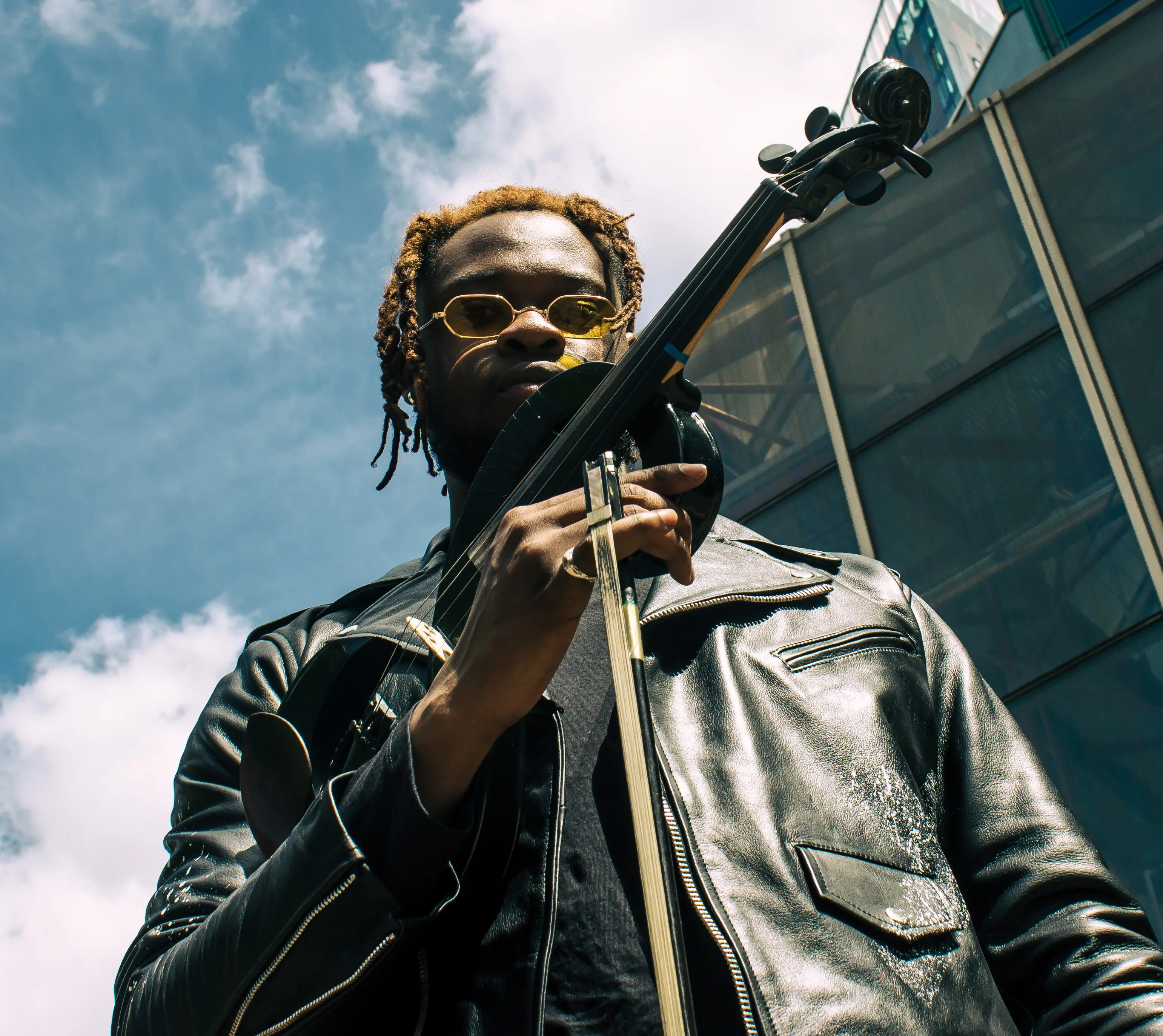 EJ “Vogue Violinist” – Electric Elegance & Fashion Sounds