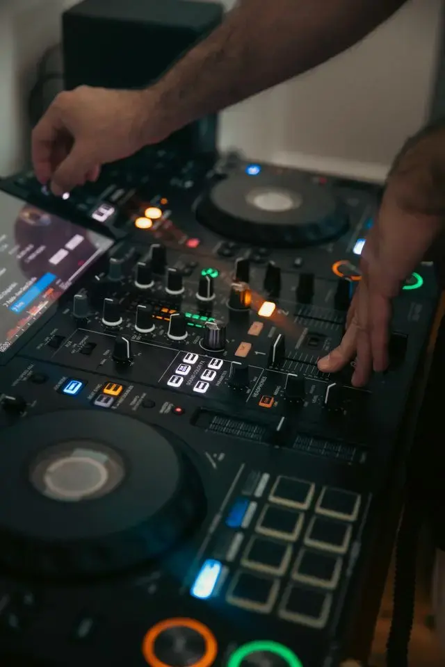 Renowned DJ & Saxophonist Set - Simo