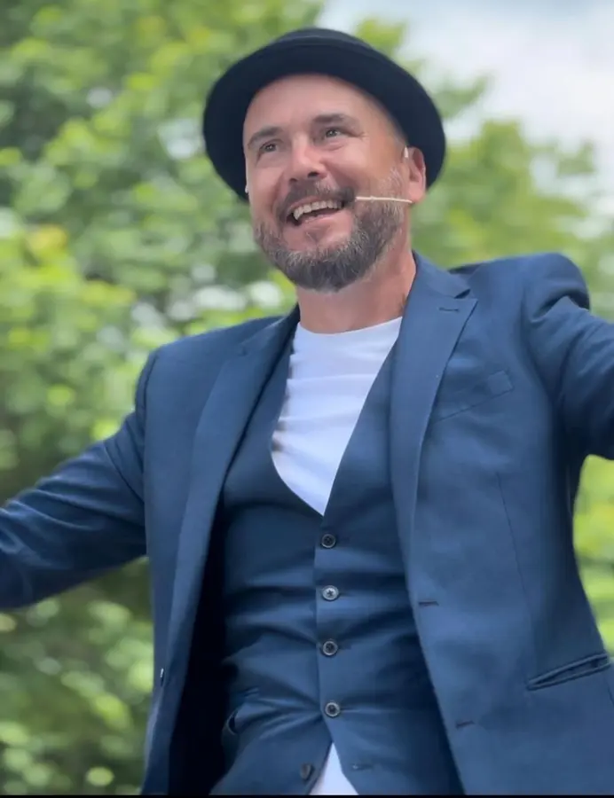 Professional Magician | Close-Up & Stage Magic