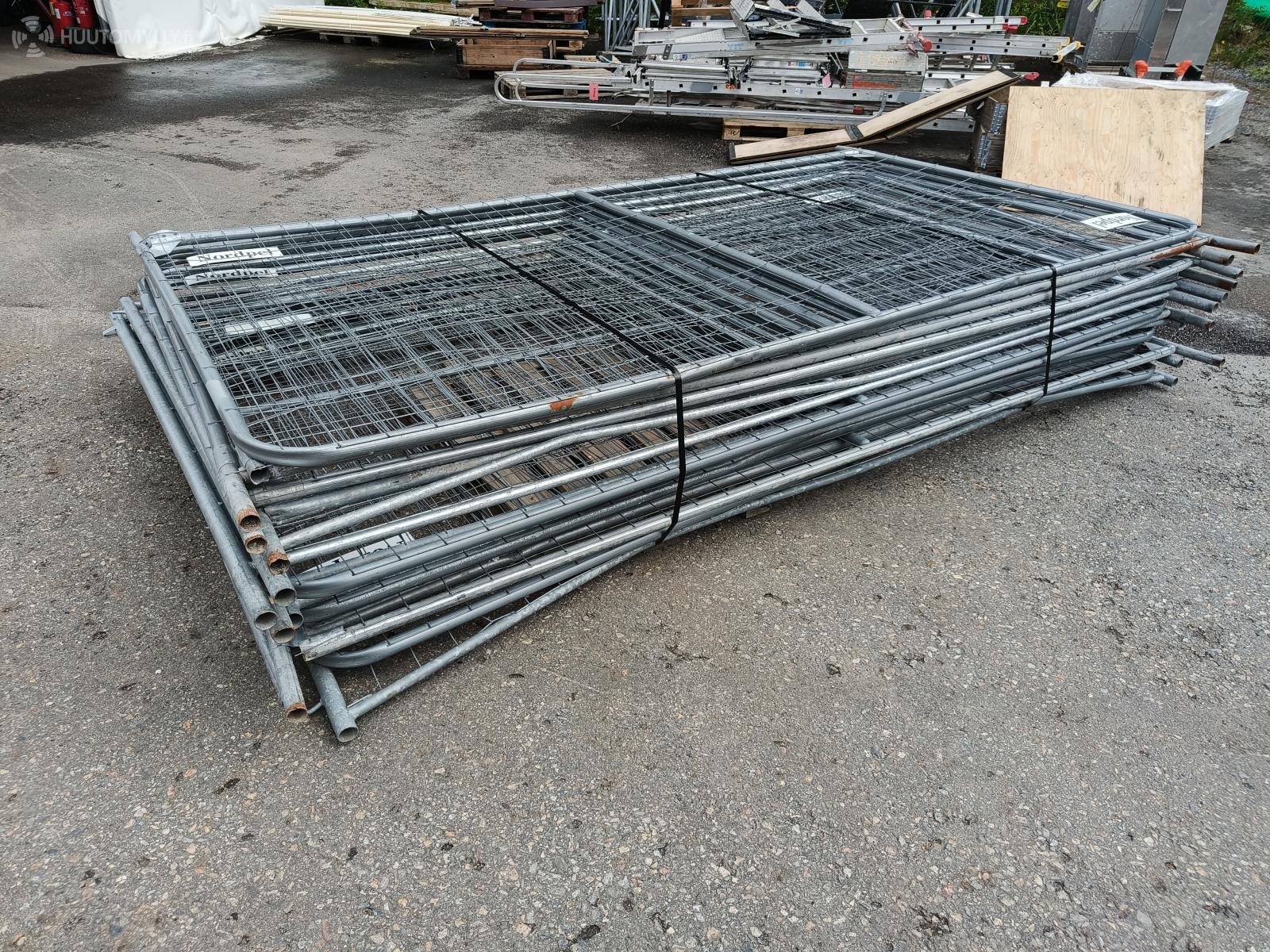 Aitaelementti iso 2,0 x 3,4 m (työmaa-aita, verkkoaita, festariaita) n ...