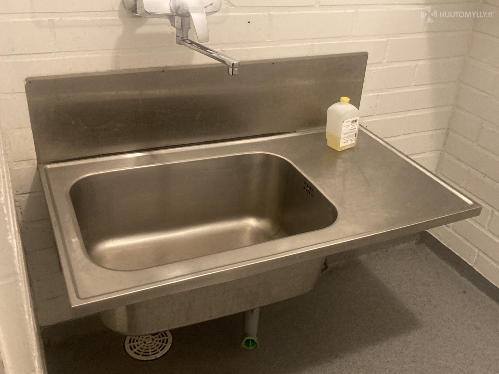 Iso RST-pesuallas + seinäkiinnitteinen hana – Huutomylly.fi