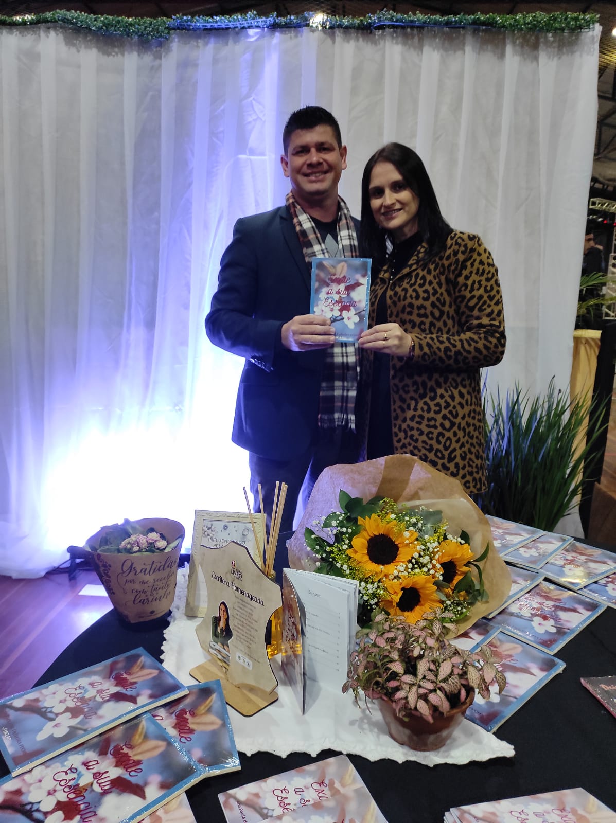 Ana Paula Oliveira Fuchs faz o lançamento do seu livro em feira do ...