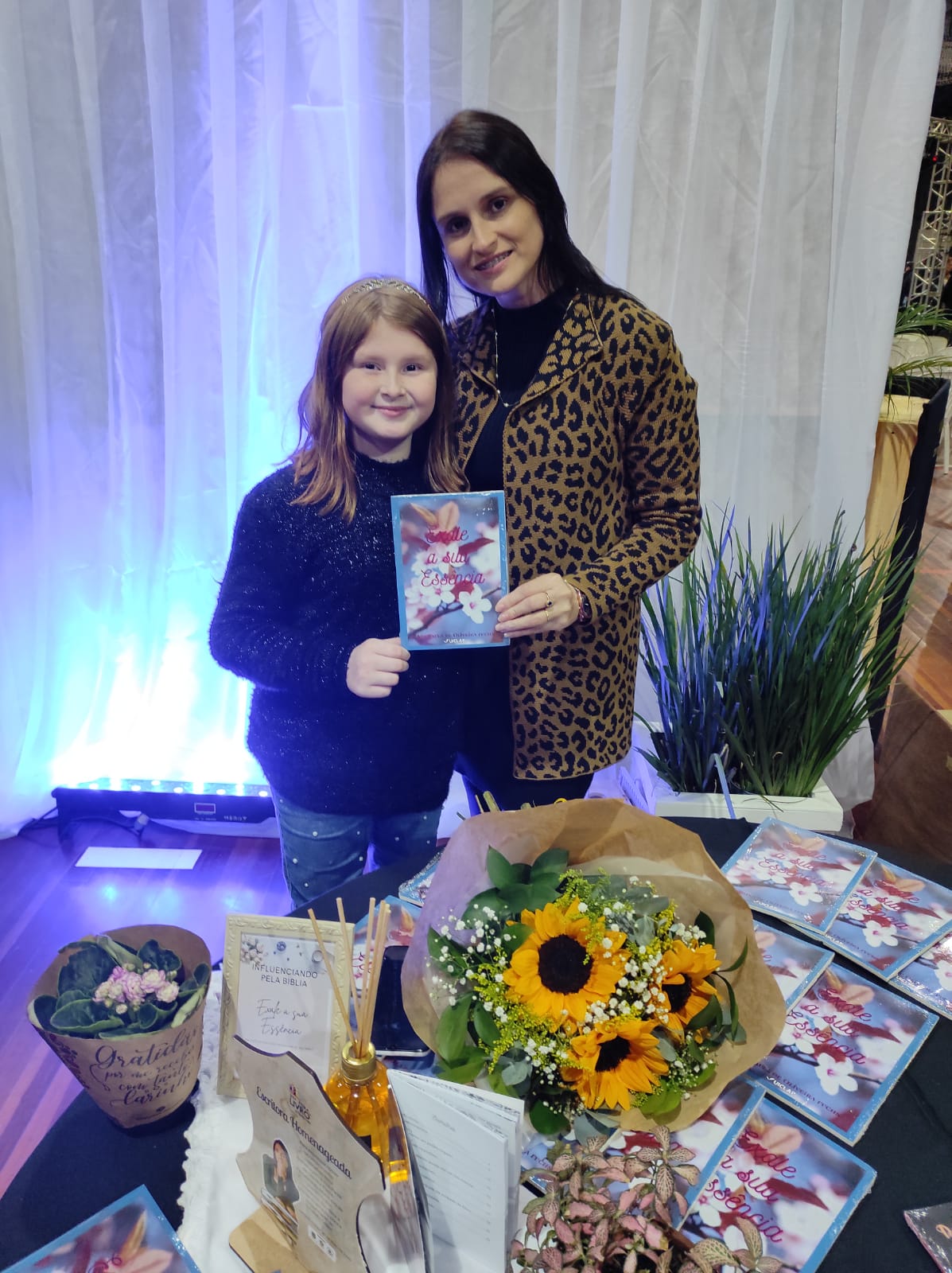 Ana Paula Oliveira Fuchs faz o lançamento do seu livro em feira do ...