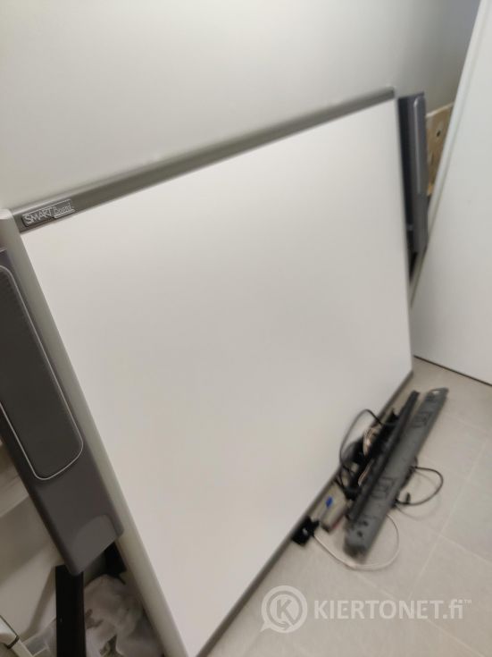 SmartBoard -kosketustaulu ja Hitachi CP-TW2503-projektori – Kiertonet.fi