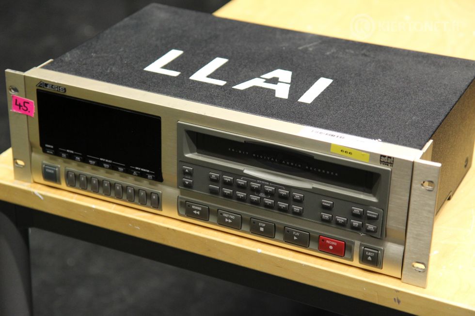 (45) Alesis XT20 ADAT -nauhuri – Kiertonet.fi