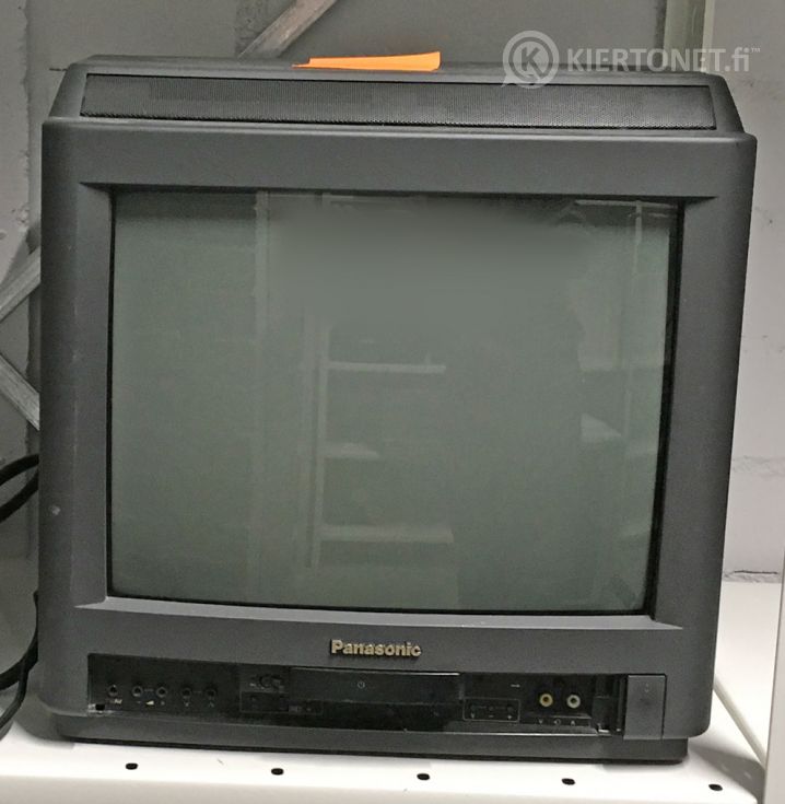 Kaksi Panasonic-monitoria ja yksi Salora-monitori – Kiertonet.fi