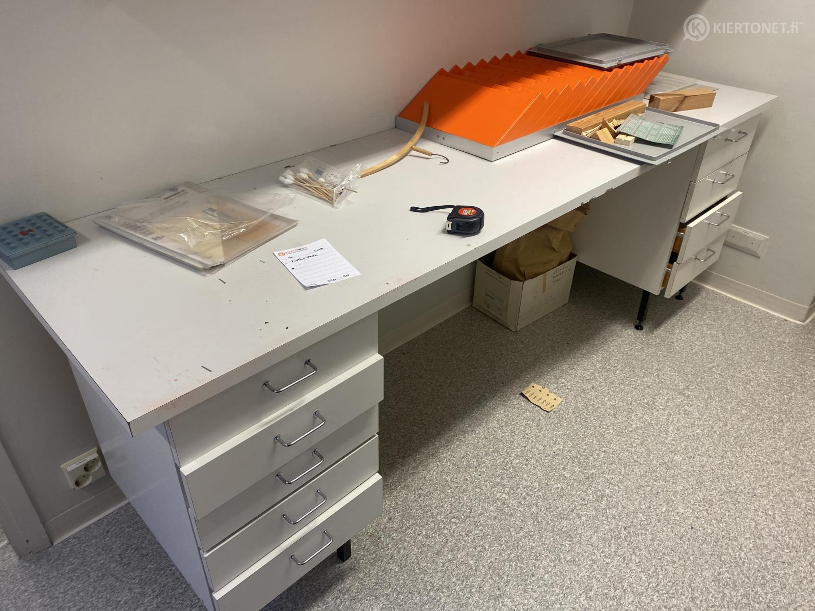 Pöytä + lipasto (nro 120) tila R/L2 R04B – Kiertonet.fi